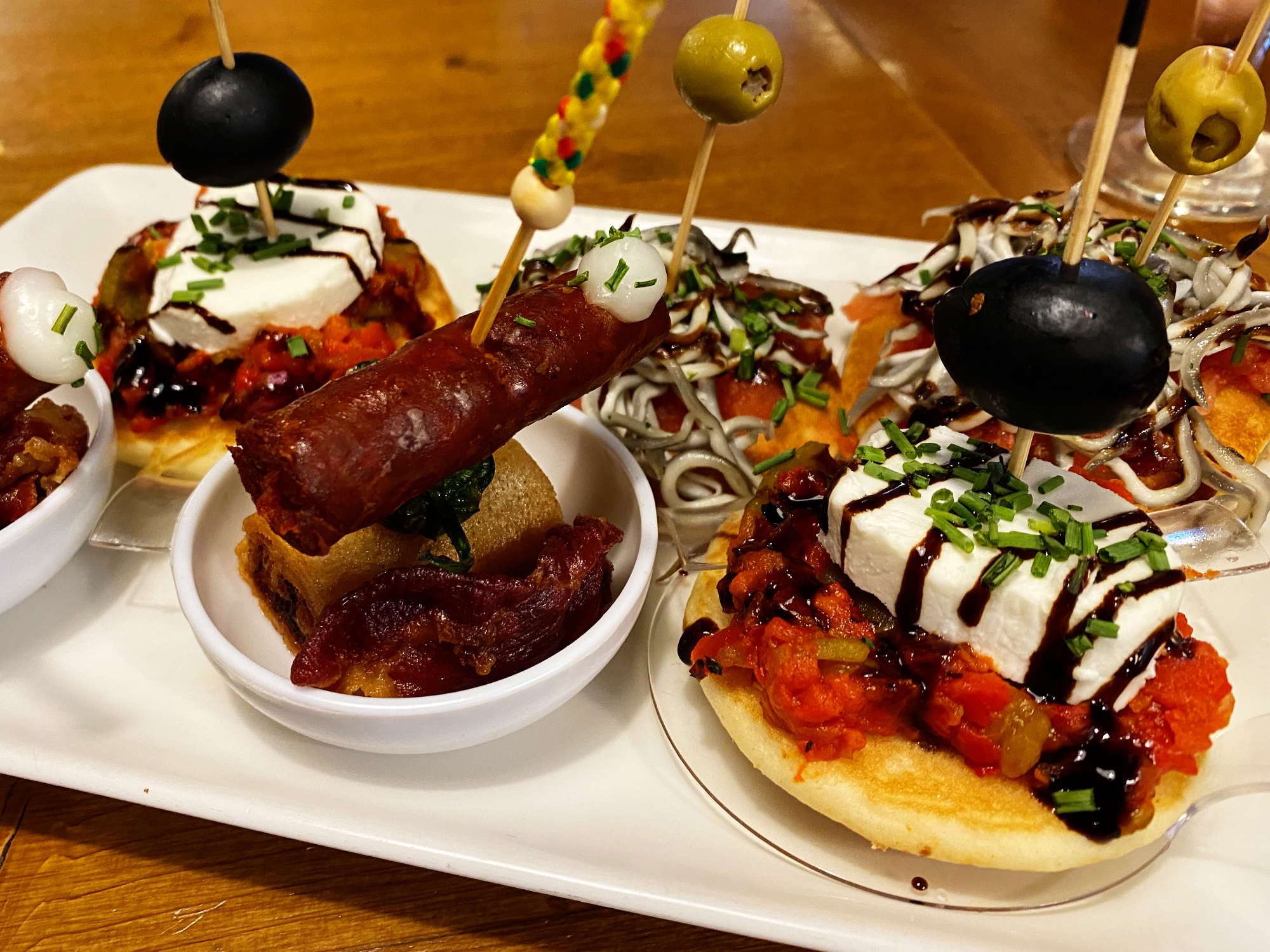 Pinchos (pintxos) in Barcelona: de 8 beste pintxosbars in Barcelona ...